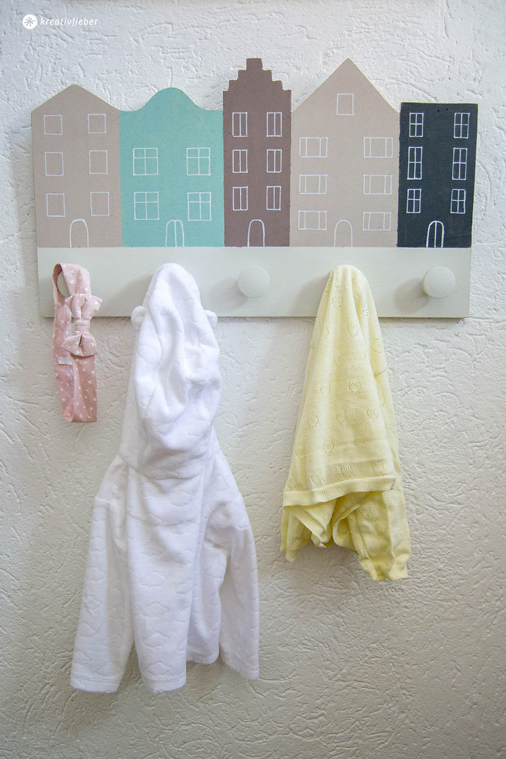 DIY Kindergarderobe mit Grachtenhäusern